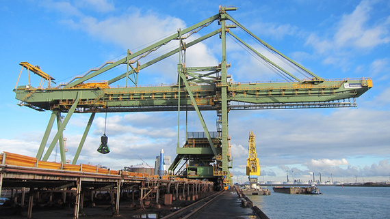 Roller energy chain on gigantic ship unloading crane